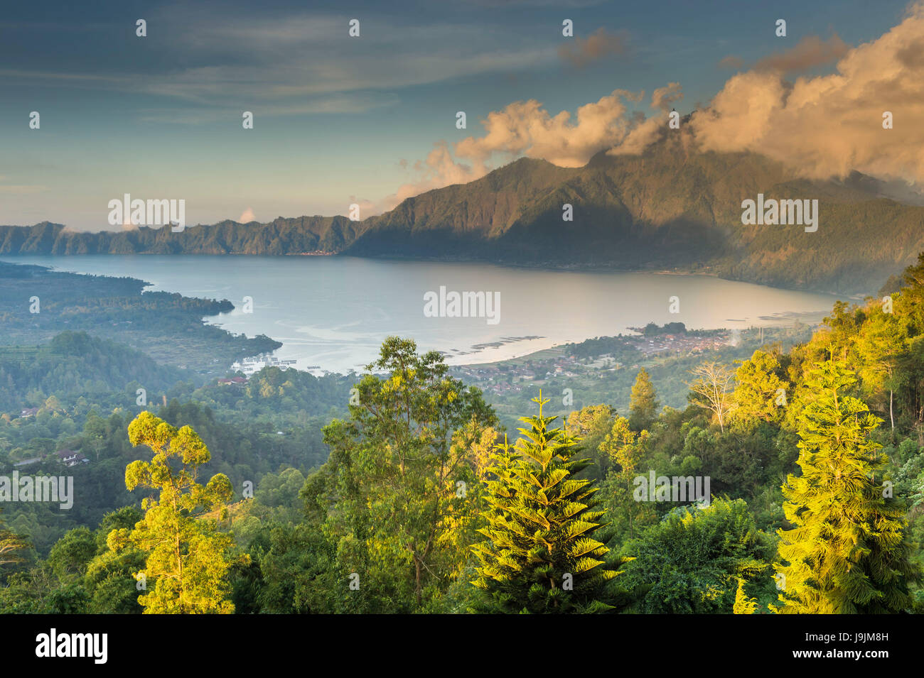 Danau batur lake e gunung batur vulcano immagini e fotografie stock ad ...
