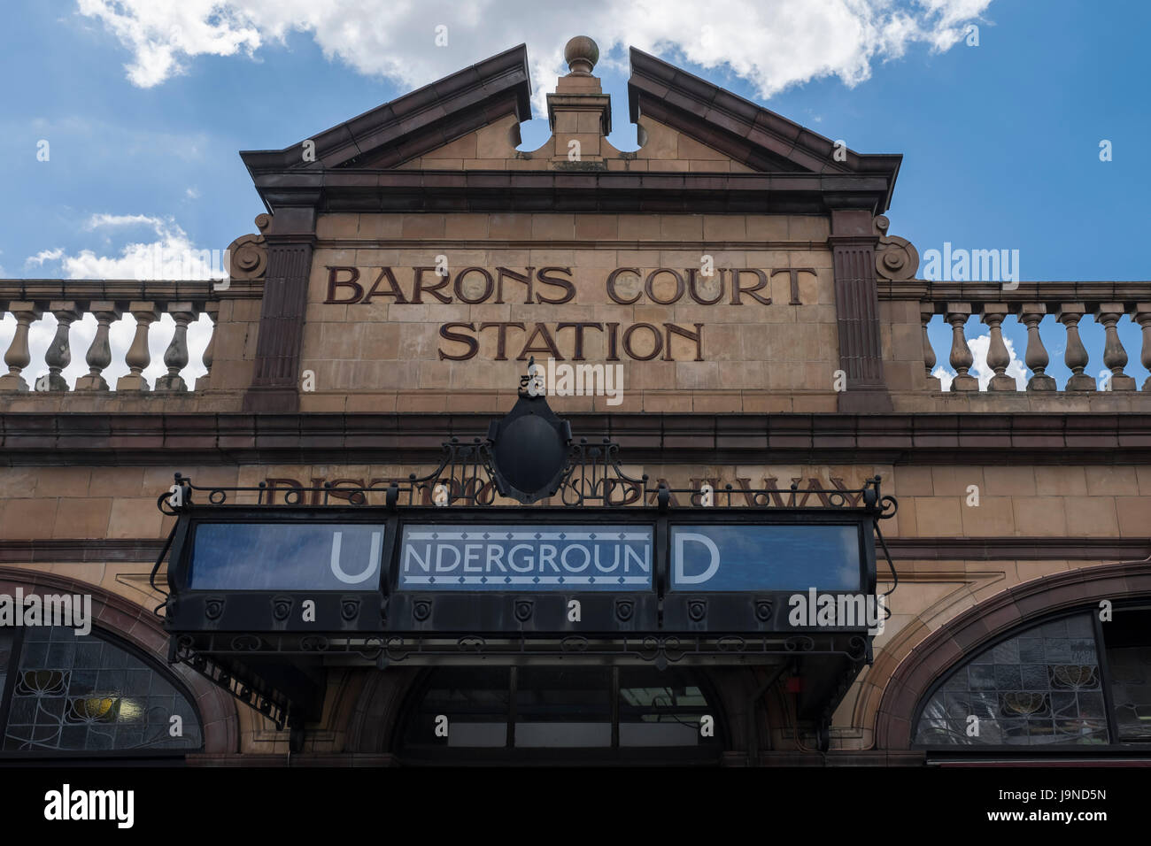 Stazione della metropolitana di barons court immagini e fotografie ...