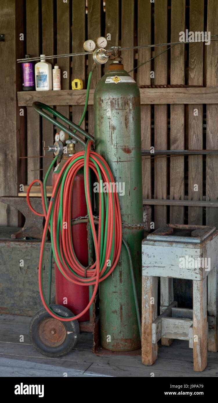 Torcia ossiacetilene e bombole di gas Foto stock - Alamy