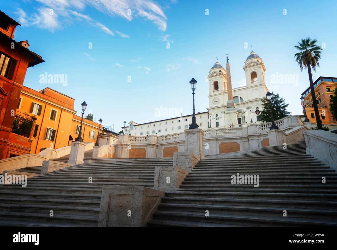 Famosa Scalinata di piazza di Spagna con la basilica, Roma, Italia, dai ...