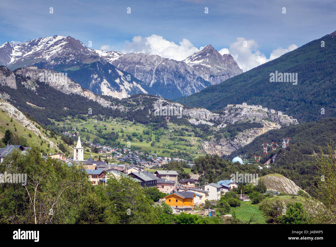 Fort Victor-Emmanuel su una cresta rocciosa al di sopra di Modane ...