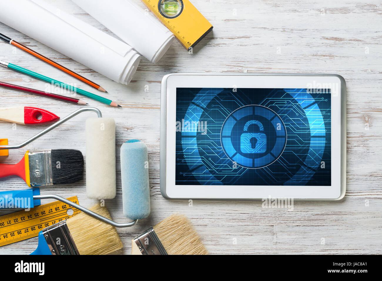 Sicurezza Web e concetto di tecnologia con tablet pc su un tavolo di ...