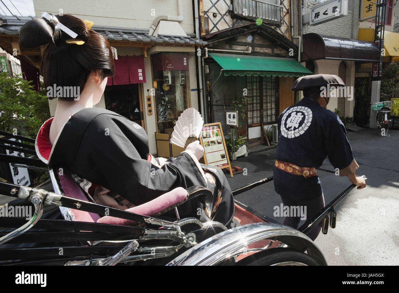Geishas in tokyo immagini e fotografie stock ad alta risoluzione - Alamy