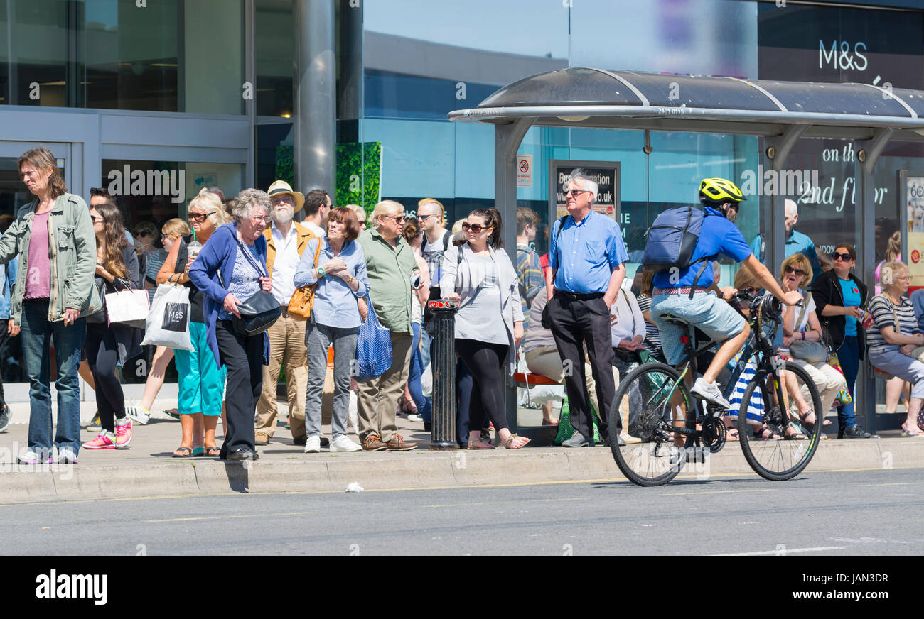 Coda persone in coda immagini e fotografie stock ad alta risoluzione ...