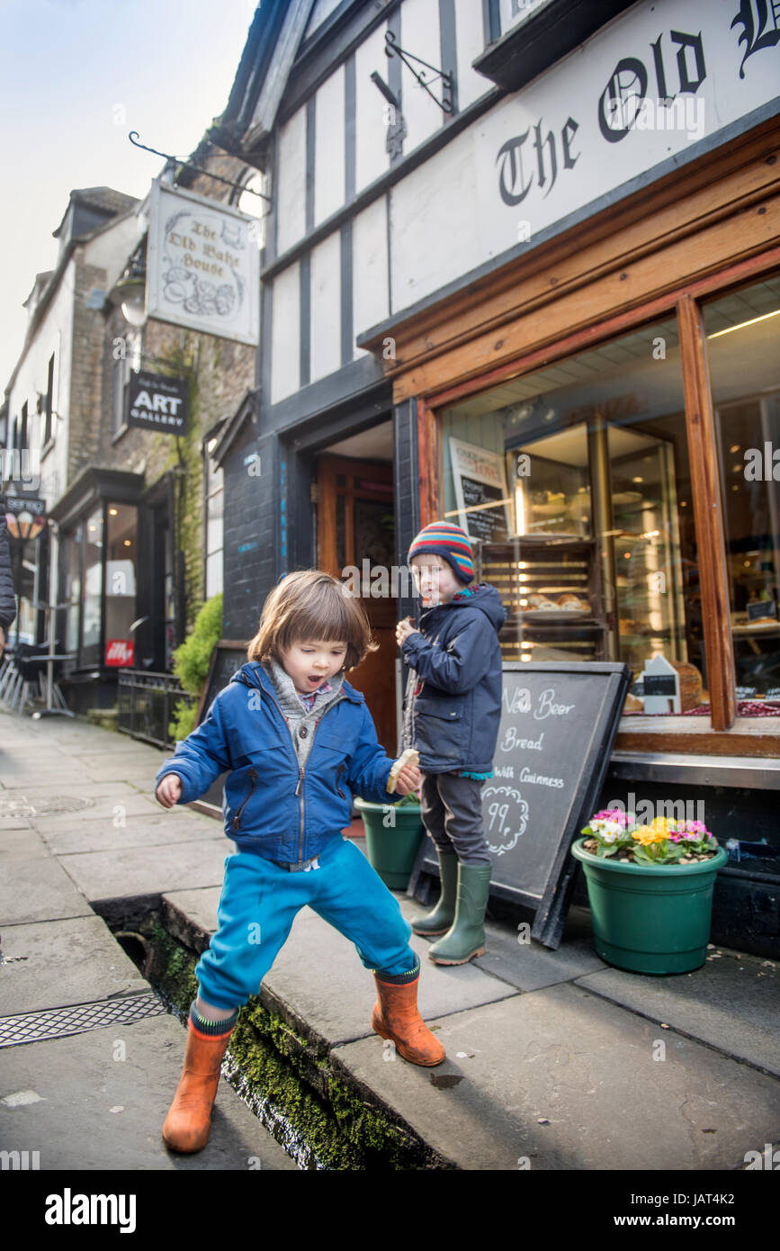 Giocando a grondaia immagini e fotografie stock ad alta risoluzione - Alamy