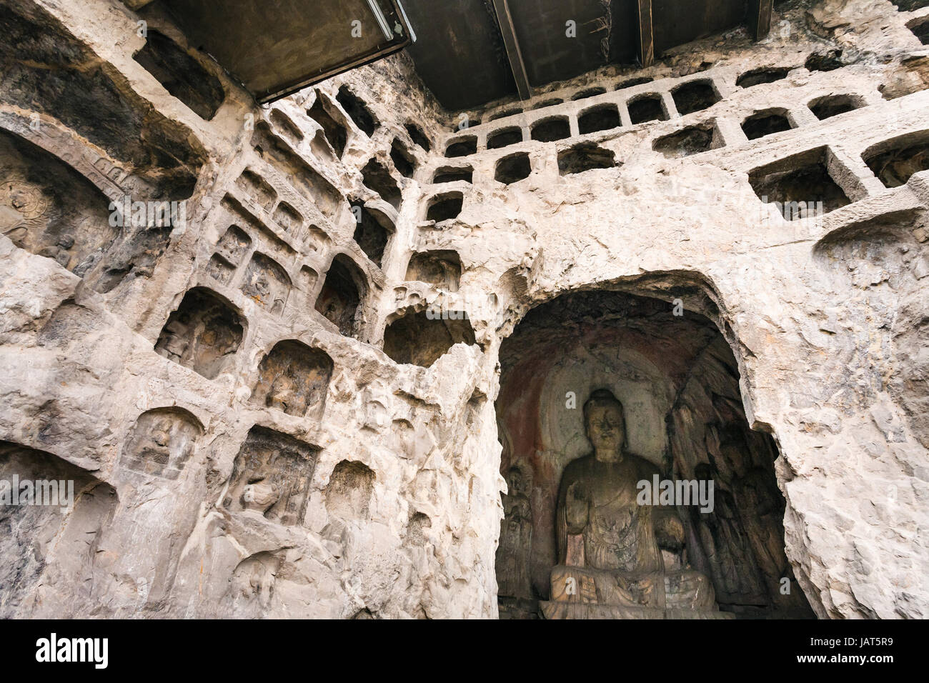 LUOYANG Cina 20 Marzo 2017 Medio Binyang Grotta Con Sculture In Le luoyang-cina-20-marzo-2017-medio-binyang-grotta-con-sculture-in-le
