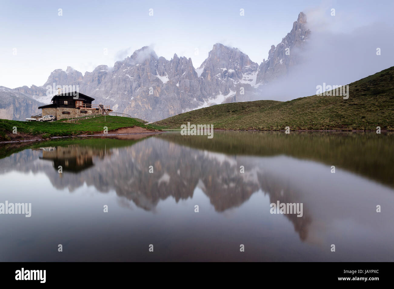 Passo rolle rifugio baita segantini immagini e fotografie stock ad alta ...