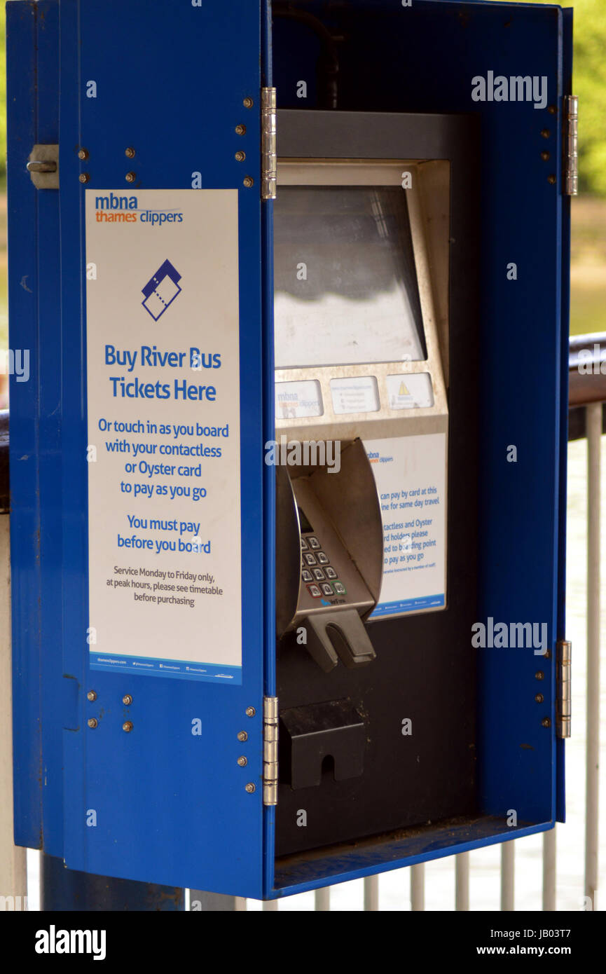 Electronic ticket machine immagini e fotografie stock ad alta ...