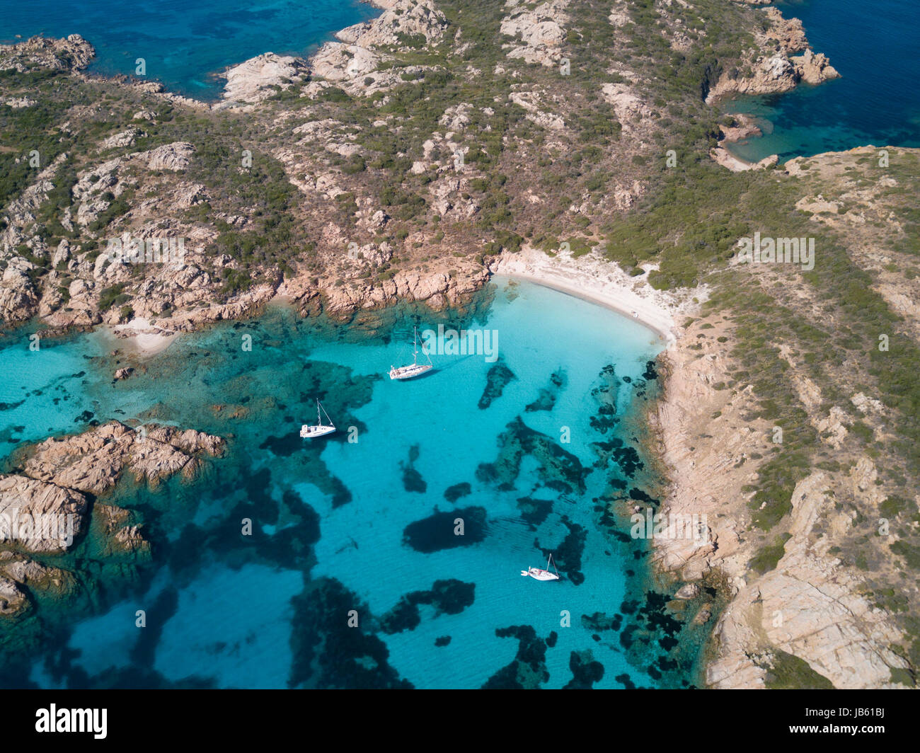 Vista aerea di barche di fronte all isola di Mortorio in Sardegna ...