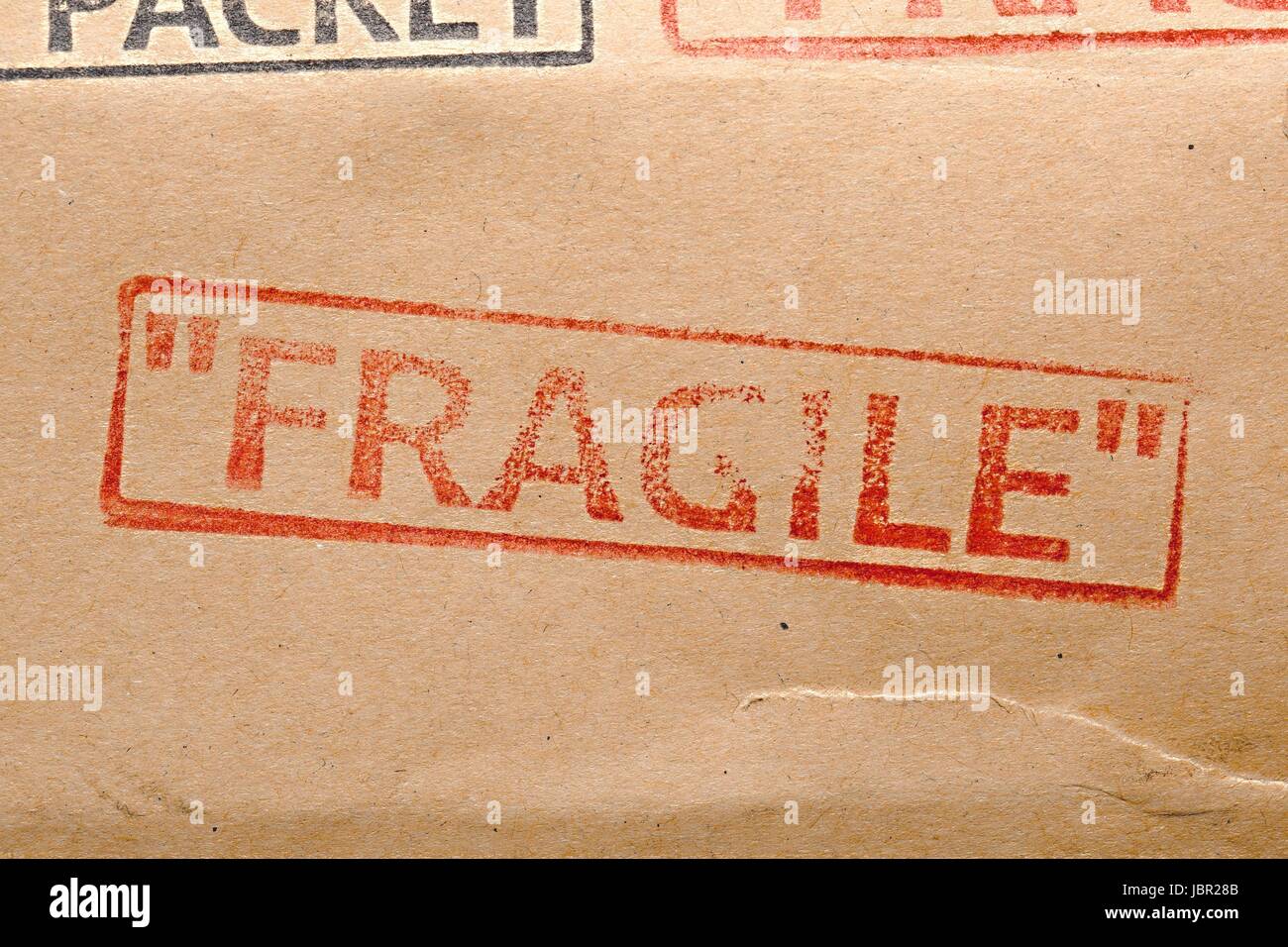 Fragile timbro su un pacco di consegna Foto stock - Alamy