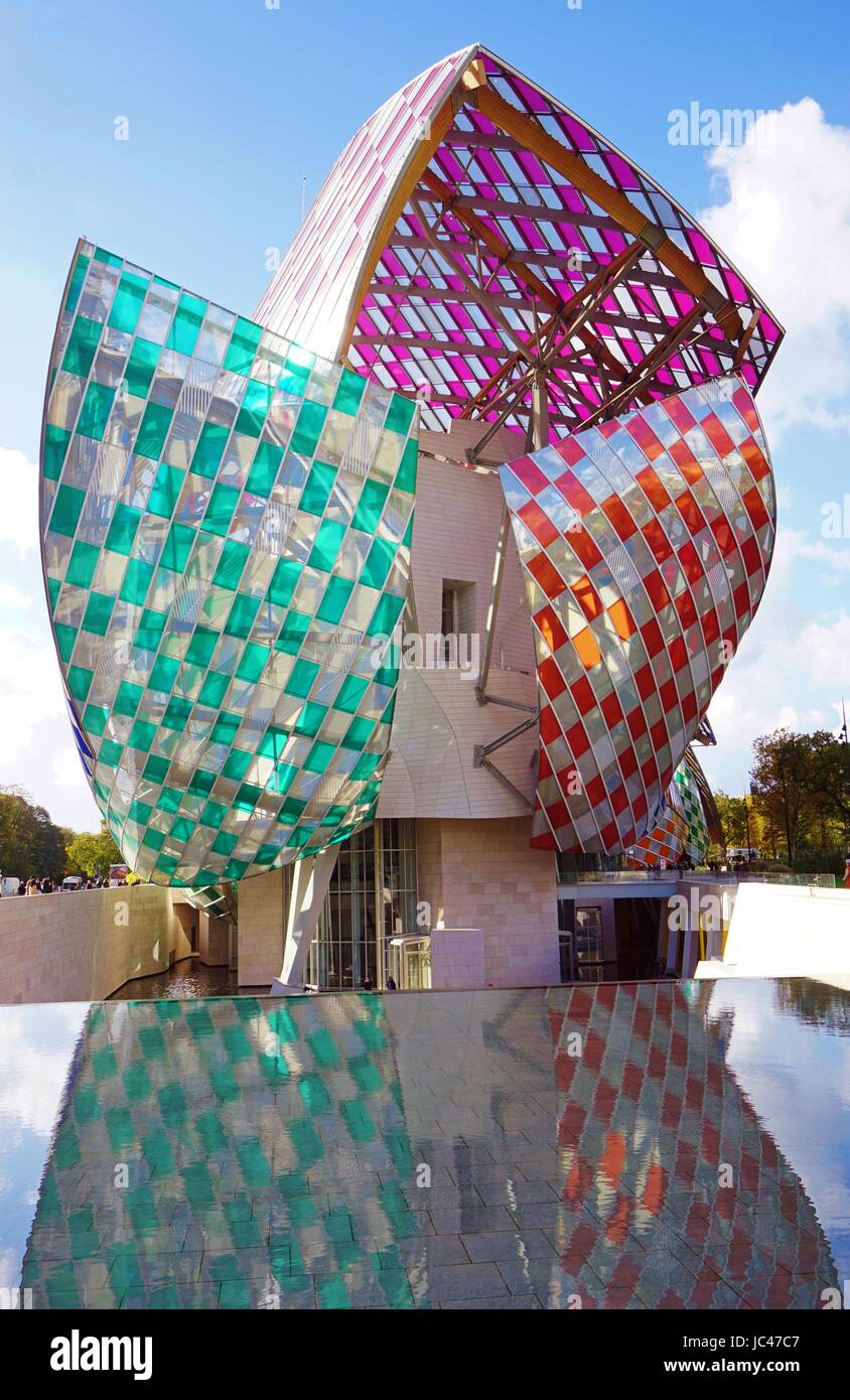 Vista della Fondation Louis Vuitton museo, progettato da Frank Gehry ...