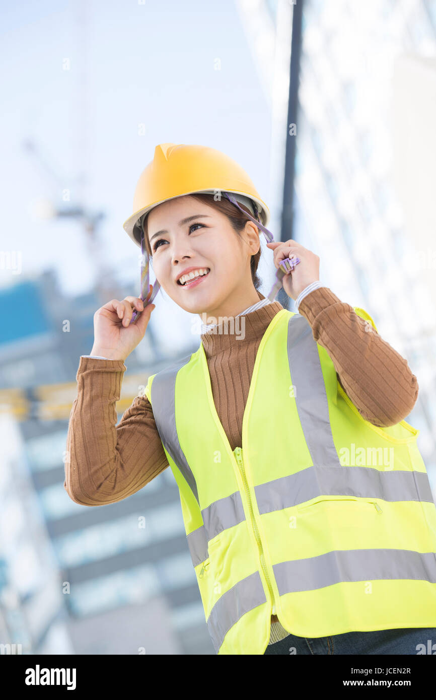 Femmina sorridente immagini e fotografie stock ad alta risoluzione - Alamy