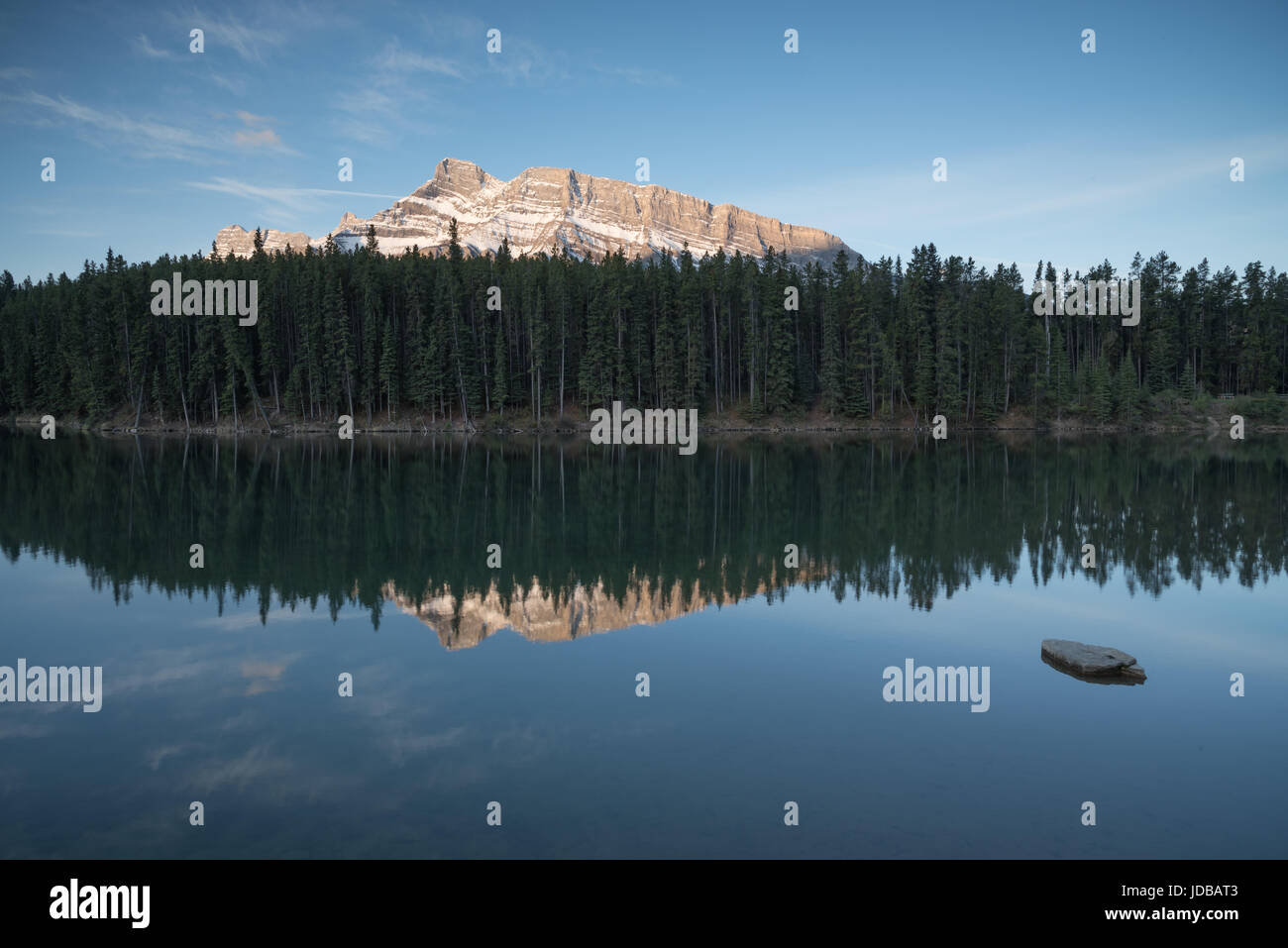 Montagna riflessa nel lago immagini e fotografie stock ad alta ...