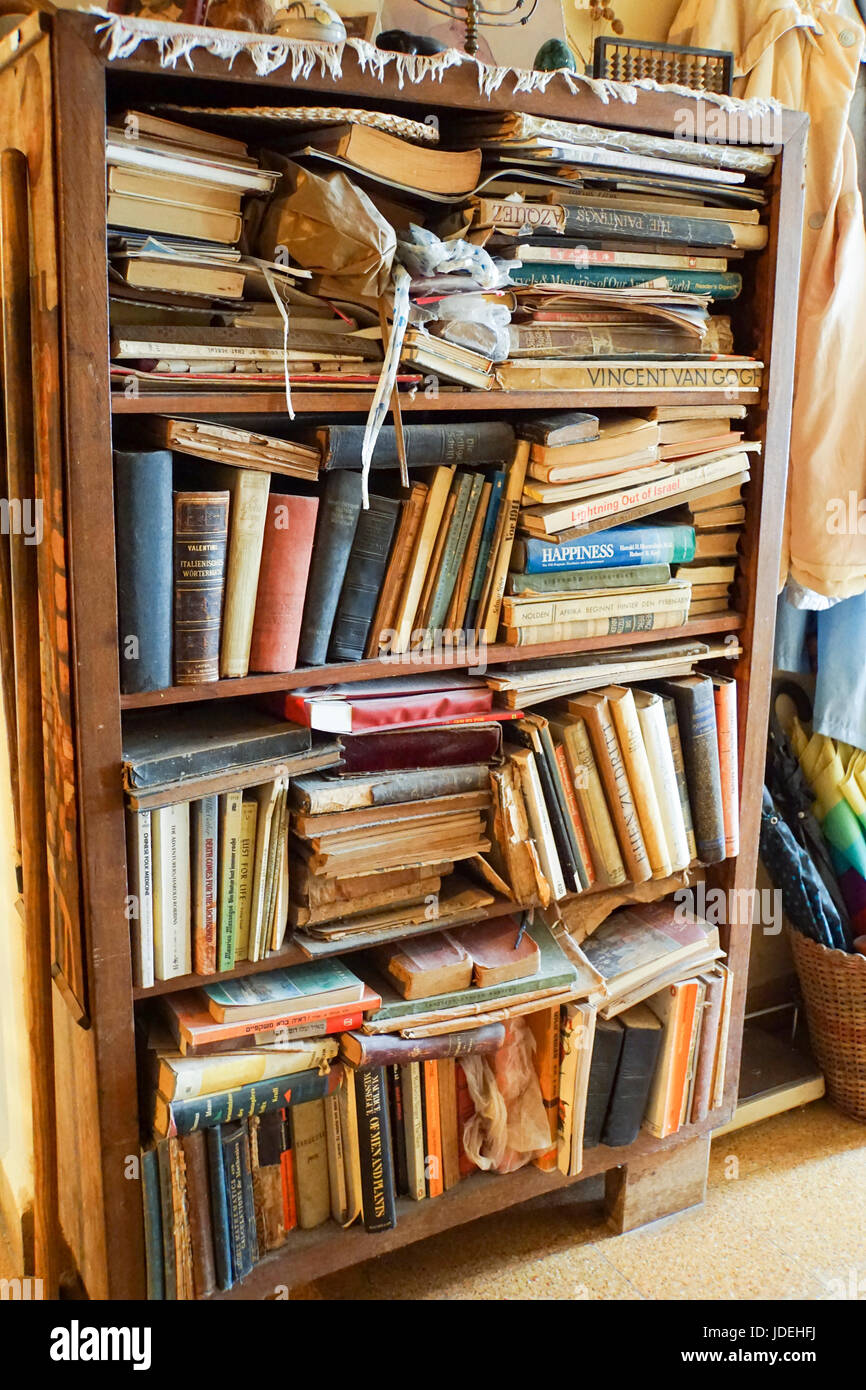Scaffale farcite con libri antichi Foto stock - Alamy