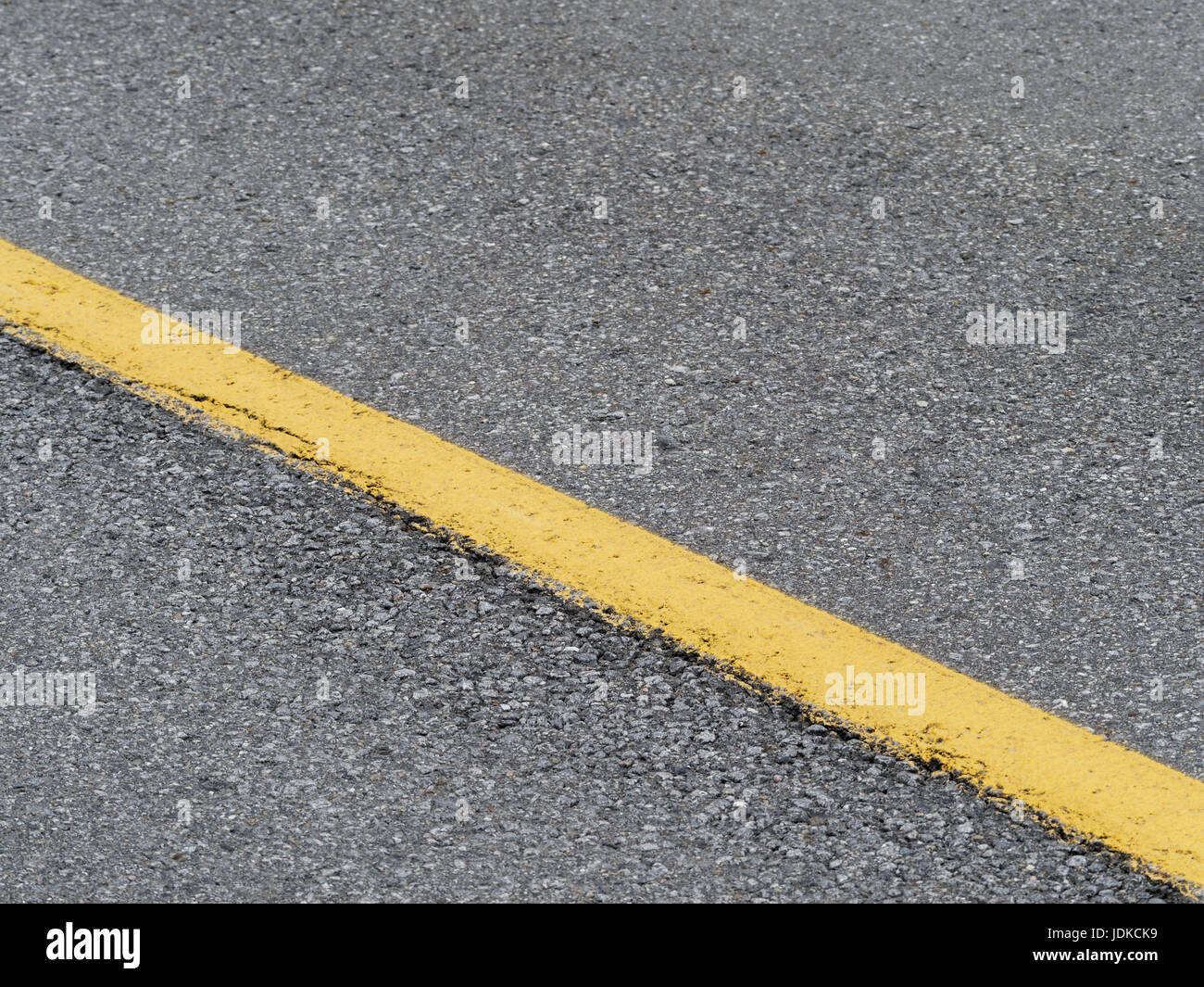 Linea su strada immagini e fotografie stock ad alta risoluzione - Alamy