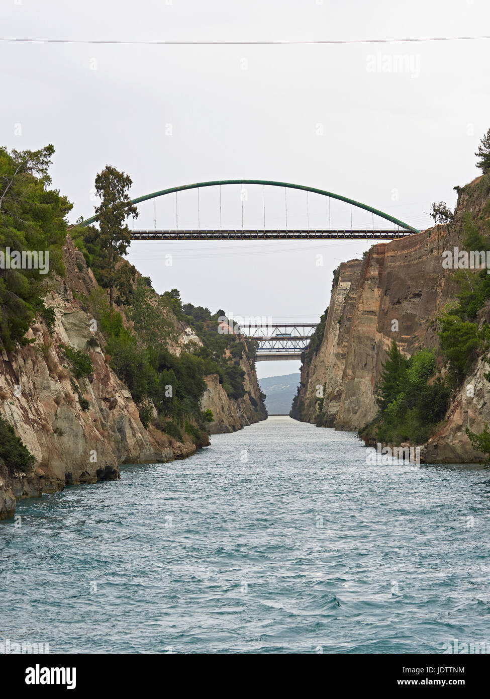 Canale di Corinto collega il Golfo di Corinto con il Mar Egeo e taglia ...