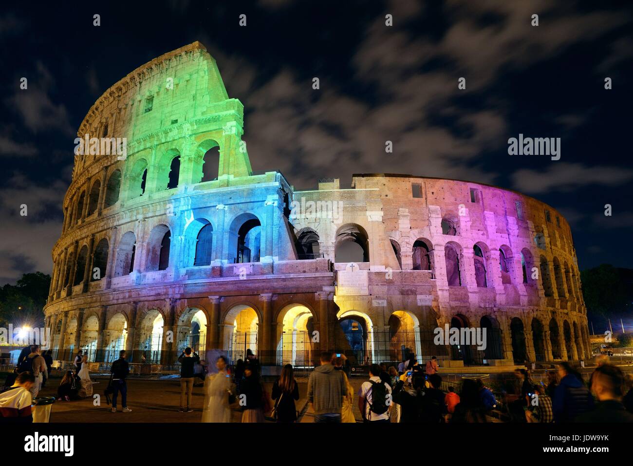 Colosseo di notte con turisti e luci colorate, il mondo noto punto di ...