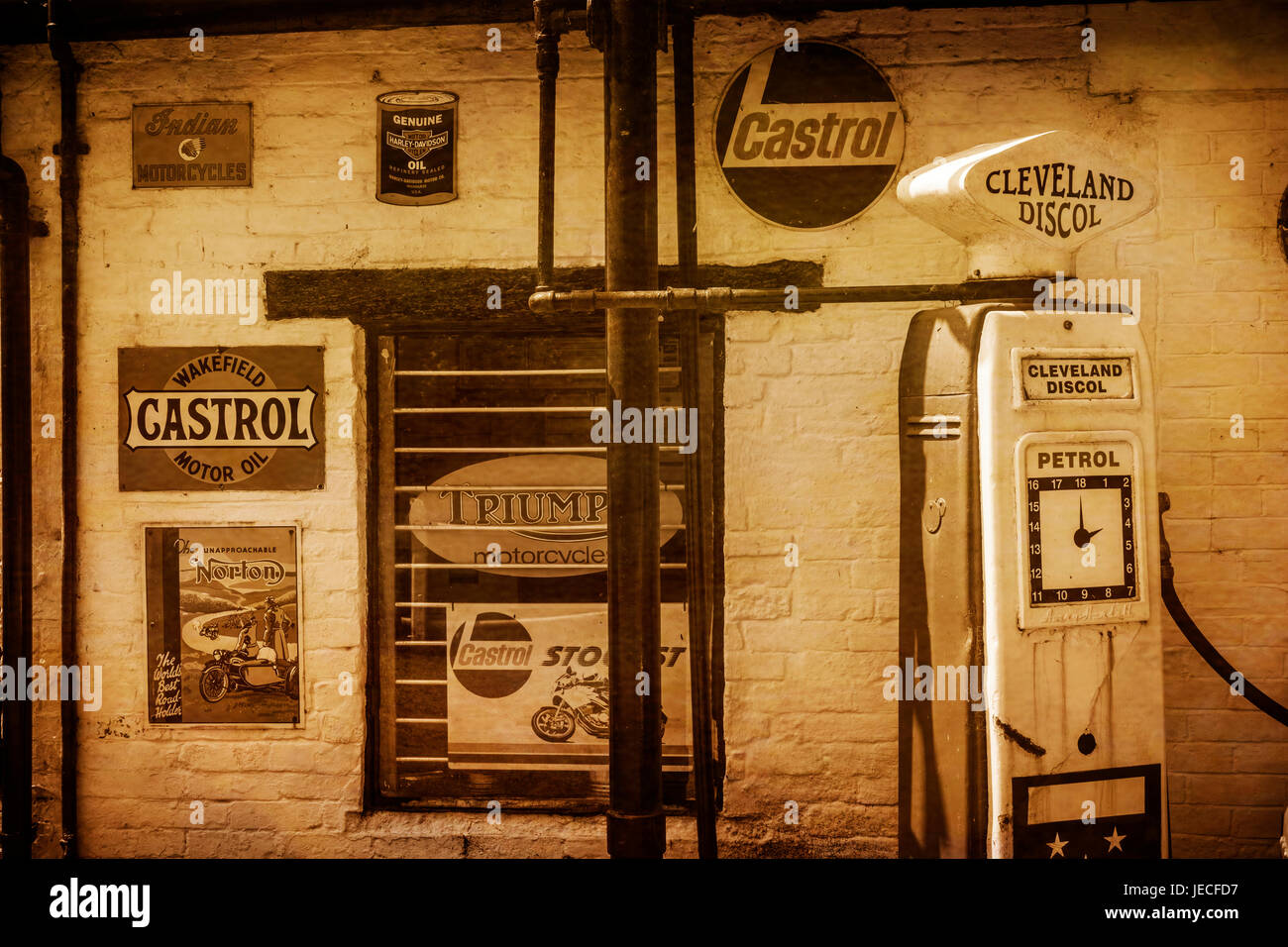 Distributore di benzina degli anni '50 immagini e fotografie stock ad ...
