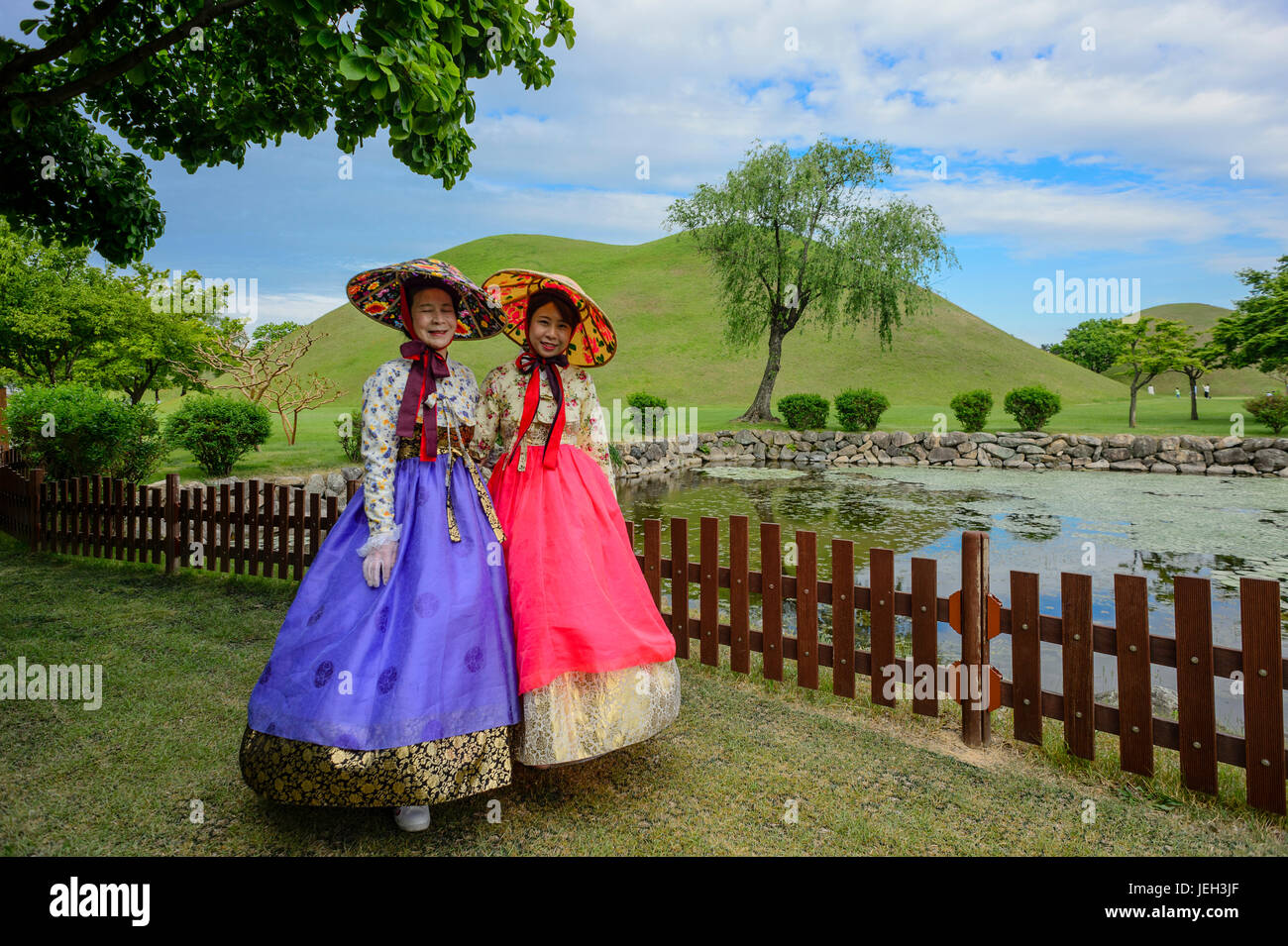 Gyeongju daereungwon immagini e fotografie stock ad alta risoluzione ...