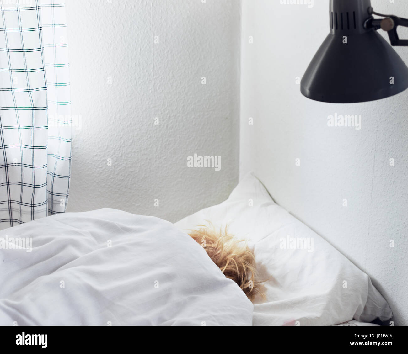 Persona che dorme nel letto immagini e fotografie stock ad alta ...