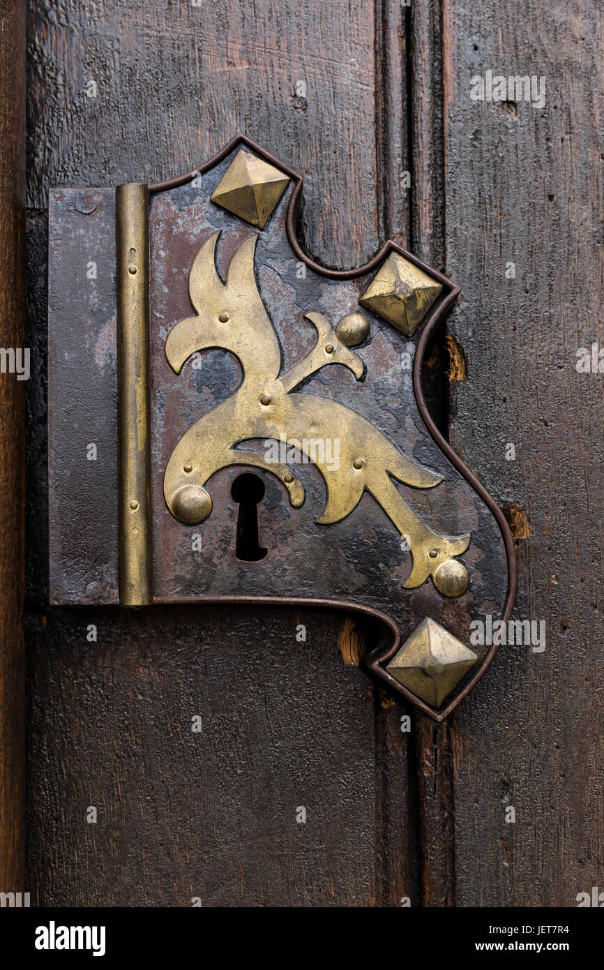 Vecchia Quercia legno arcuata di chiesa gotica porta con il nero ferro ...