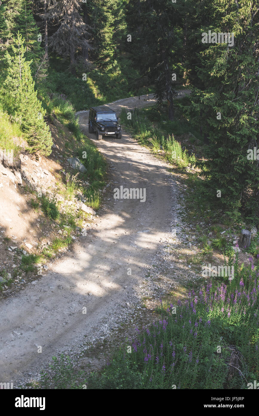 Auto che sale ripida strada di montagna immagini e fotografie stock ad ...