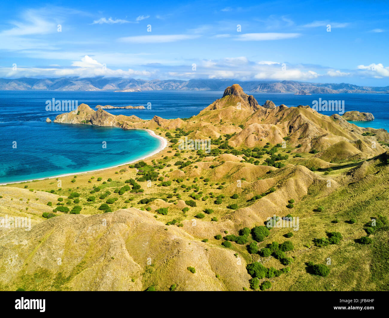 Vista aerea del drammatico creste a Pulau Padar isola tra Komodo e ...
