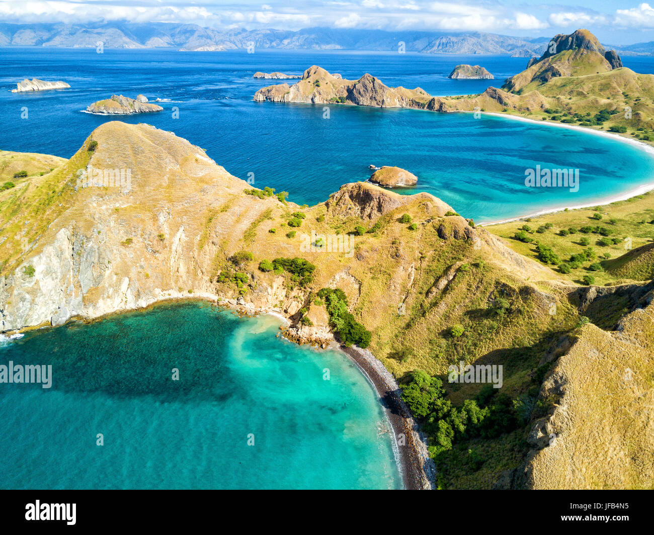 Vista aerea di due belle spiagge a Pulau Padar isola tra Komodo e Rinca ...