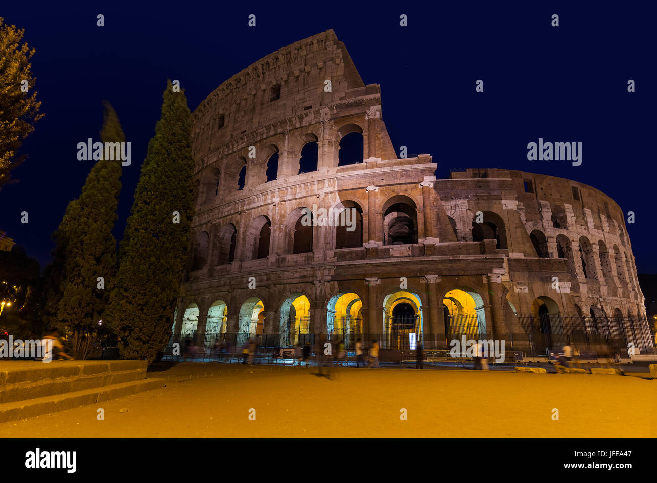 Colosseo a roma al tramonto con luci immagini e fotografie stock ad ...