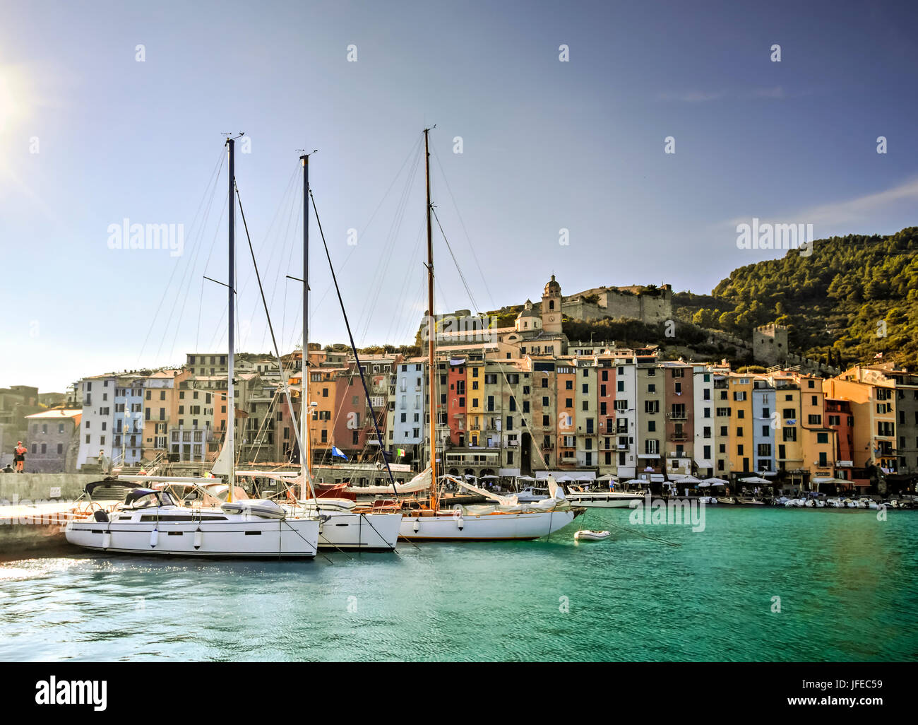 Finestra in pietra sulla costa ligure immagini e fotografie stock ad ...