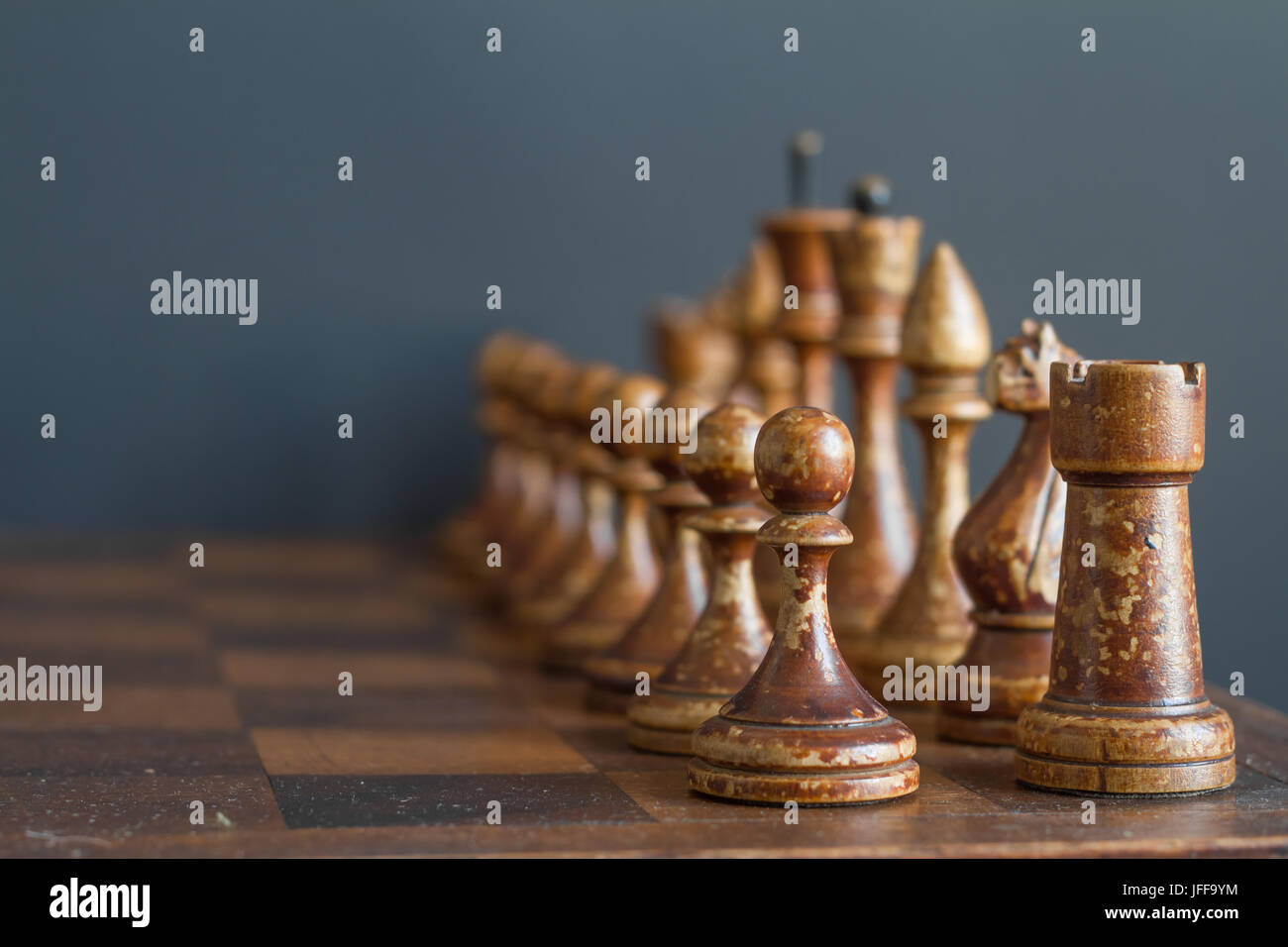 In legno antico pezzi di scacchi su una vecchia scacchiera Foto stock ...
