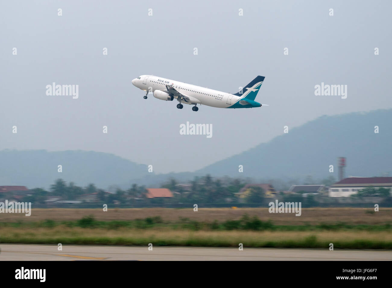 Aereo in decollo aereo immagini e fotografie stock ad alta risoluzione ...