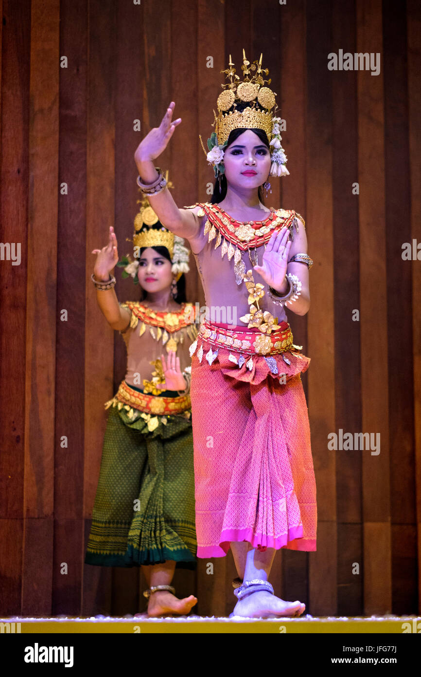 Danza apsara immagini e fotografie stock ad alta risoluzione - Alamy