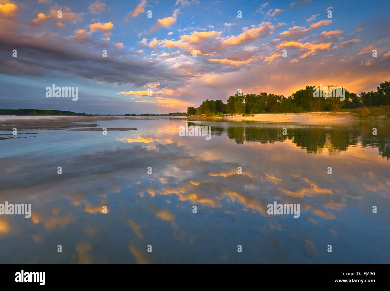 Fiume po immagini e fotografie stock ad alta risoluzione - Alamy