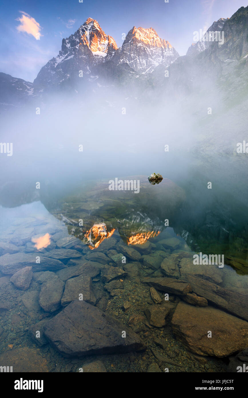 Po valley crissolo summer sunset at fiorenza lake immagini e fotografie ...
