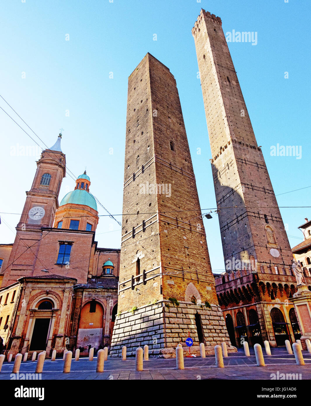Il simbolo della città di Bologna, Italia, le due torri, Asinelli e ... Il simbolo della città di Bologna, Italia, le due torri, Asinelli e ...