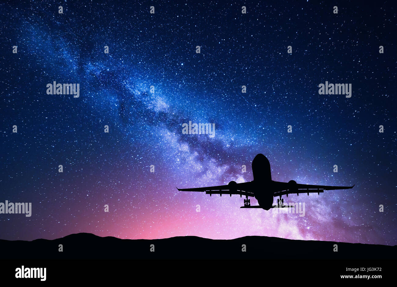 Via Lattea e silhouette di un aeroplano. Paesaggio con aereo passeggeri ...