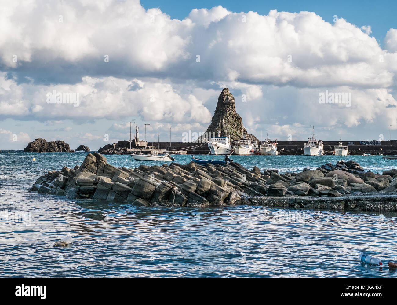 Un Ciclope isola, roccia basaltica fomation, viwed dal porto di Aci ...