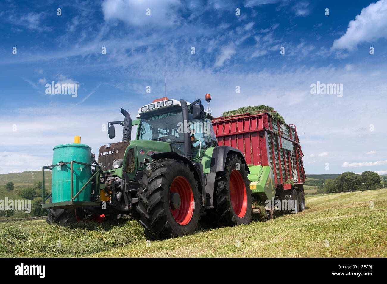 Facendo da insilato raccolto in Yorkshire Dales con un foraggio ...