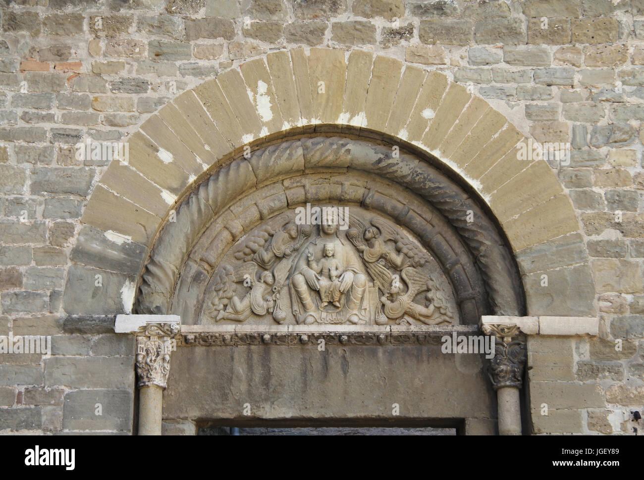 Timpano romanico immagini e fotografie stock ad alta risoluzione - Alamy