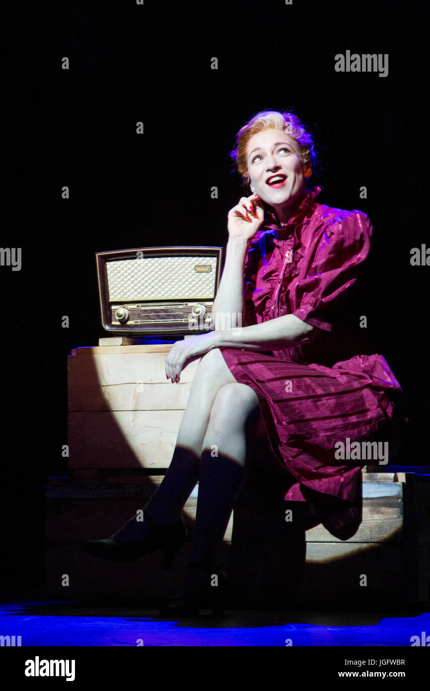 Sarah louise young immagini e fotografie stock ad alta risoluzione - Alamy