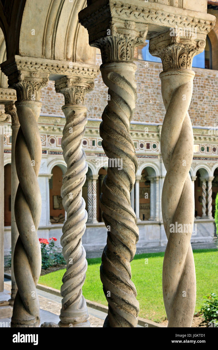 Le bellissime colonne nel chiostro (XIII secolo), la Basilica di San ...