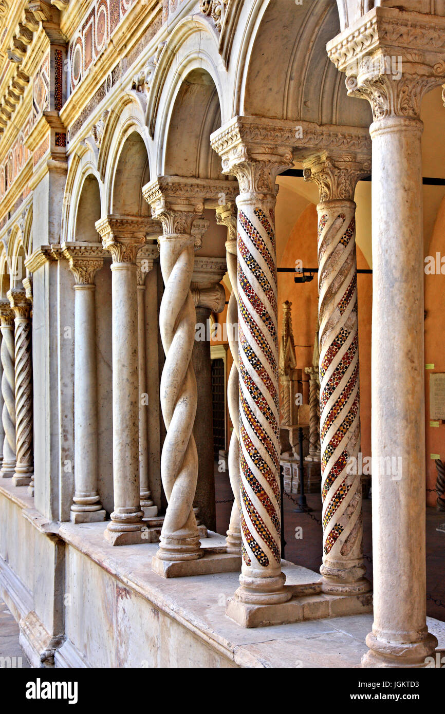 Le bellissime colonne nel chiostro (XIII secolo), la Basilica di San ...