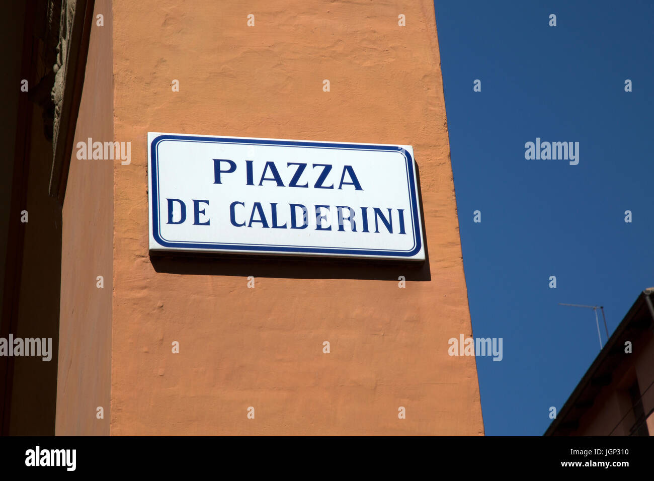 Piazza calderini immagini e fotografie stock ad alta risoluzione - Alamy