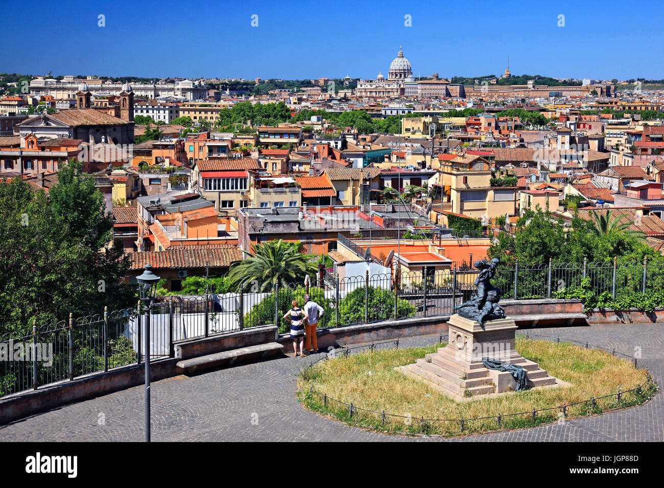 Veduta di Roma dalla terrazza Viale del Belvedere, accanto ai giardini ...