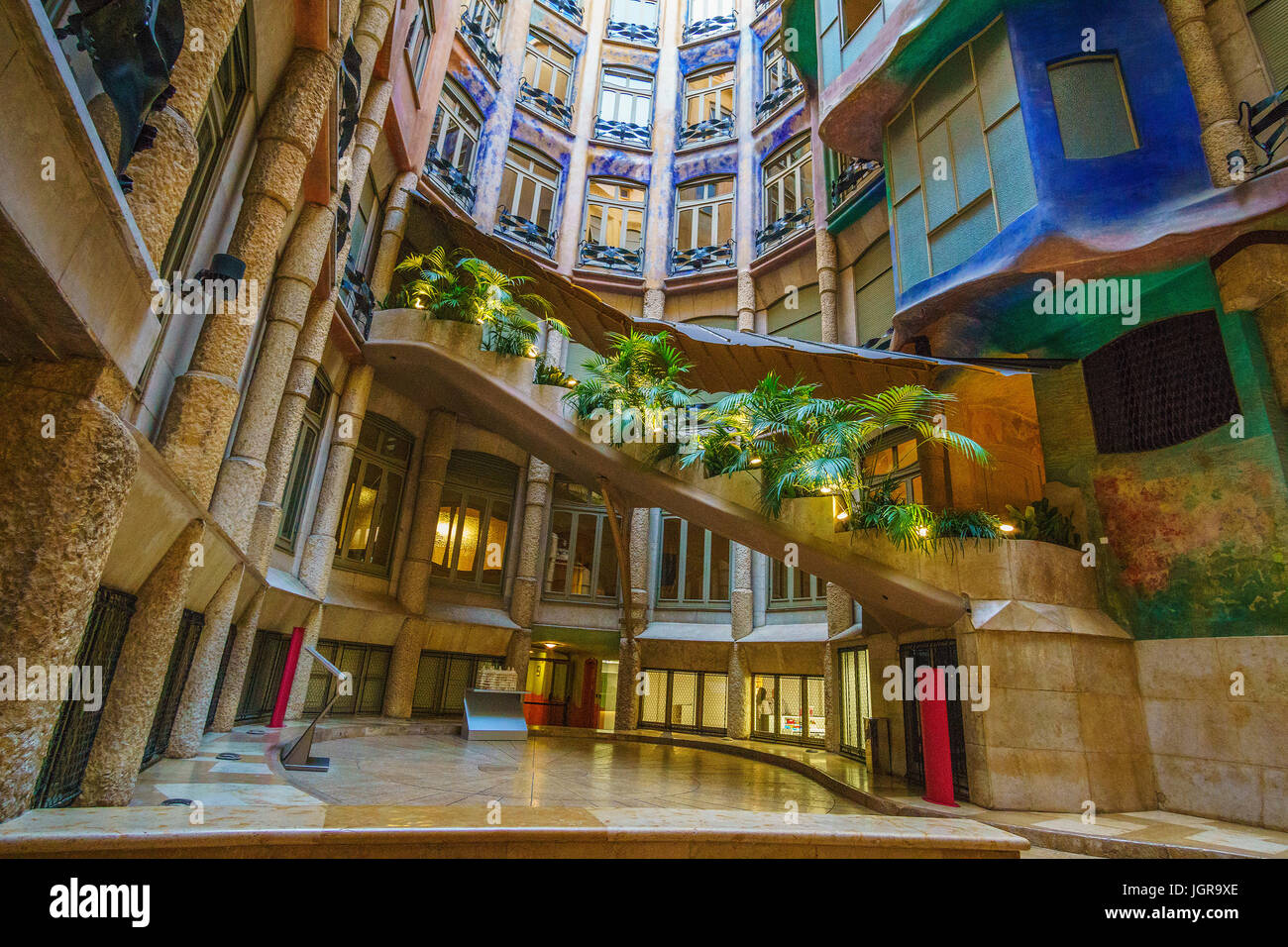 Casa Milà, La Pedrera o "cava aperta' è un famoso edificio modernista ...