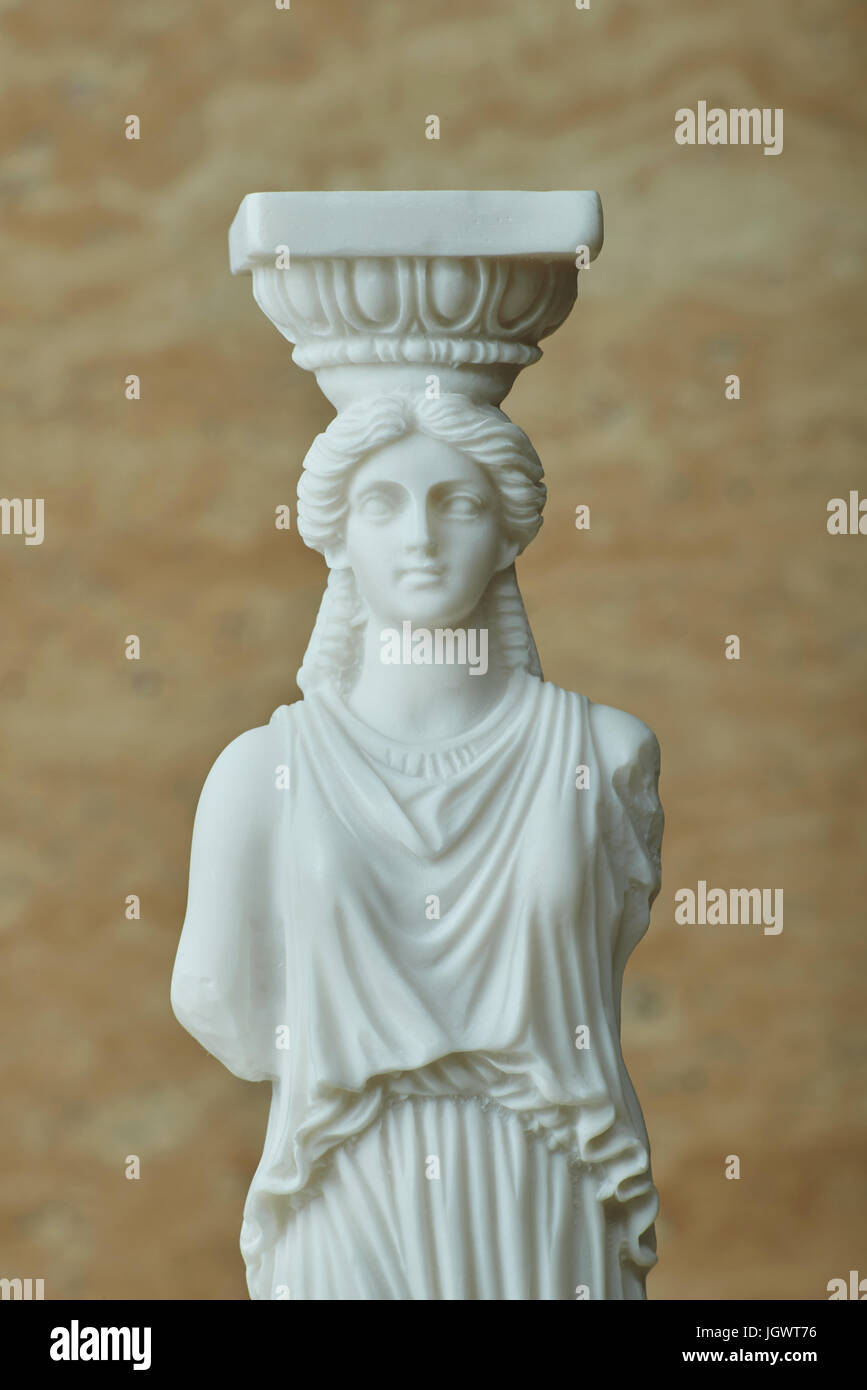 Donna statua greca cariatide immagini e fotografie stock ad alta ...