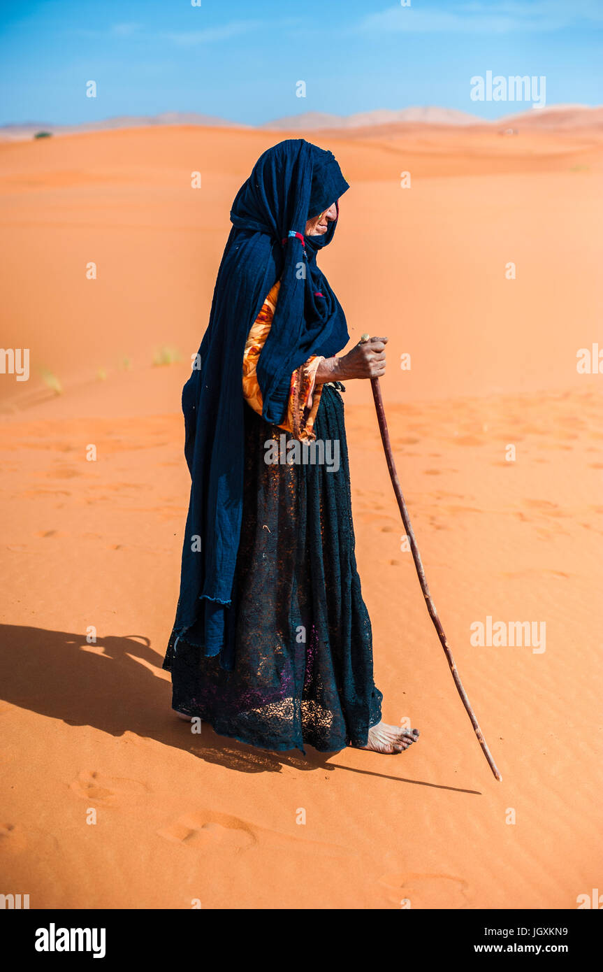 Marocco donne abiti tradizionali immagini e fotografie stock ad alta ...