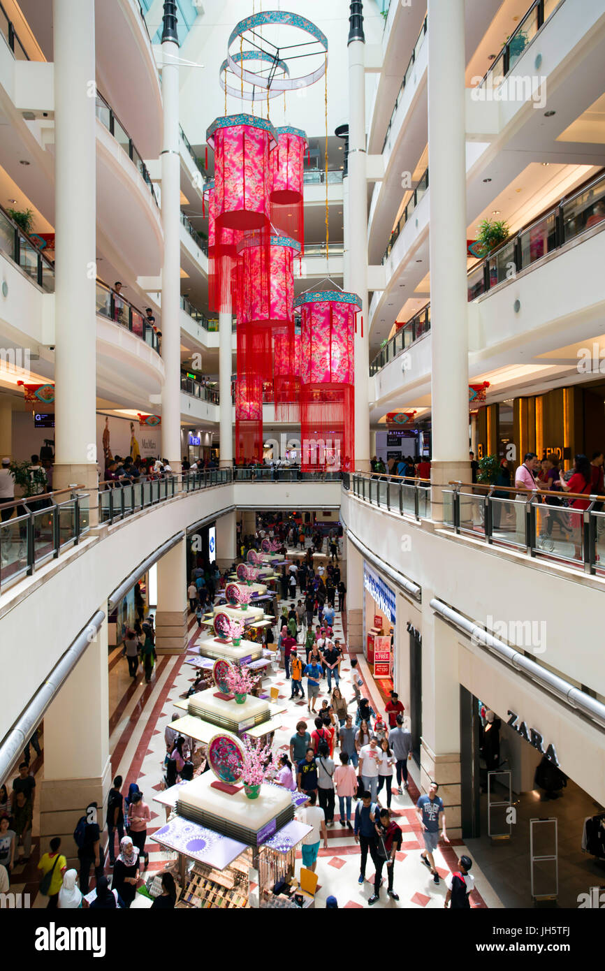 Suria klcc shopping center in petronas twin towers immagini e ...