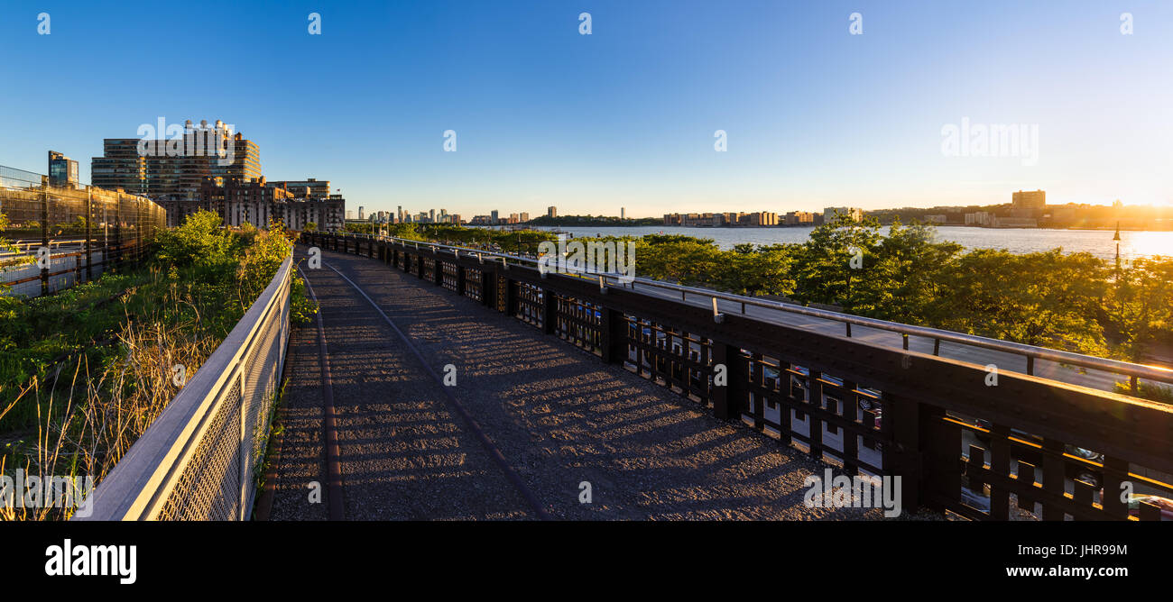 La linea alta passeggiata al tramonto con il fiume Hudson. Chelsea ...